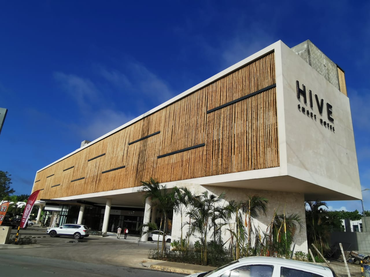 FACHADA HOTEL HIVE ARBOLADA CANCUN | Bambuterra